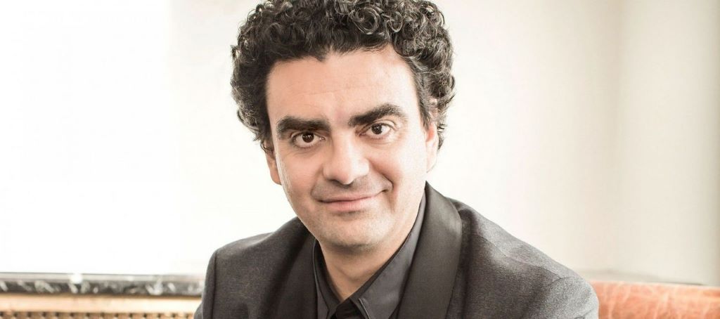 Rolando Villazón - opera singer with jester vibes and a dinosaur mask ...